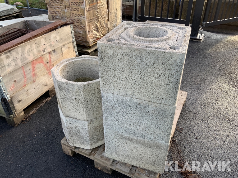 Klaravik Auktioner | Delar till murad skorsten.