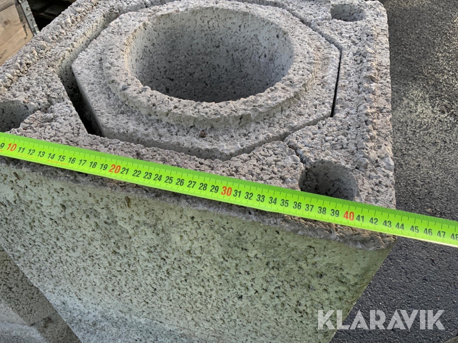 Klaravik Auktioner | Delar till murad skorsten.