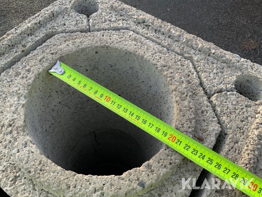 Klaravik Auktioner | Delar till murad skorsten.