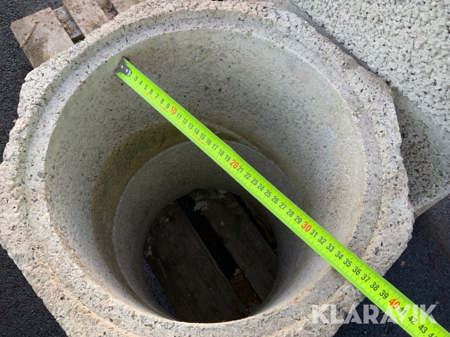 Klaravik Auktioner | Delar till murad skorsten.