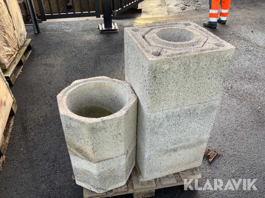 Klaravik Auktioner | Delar till murad skorsten.