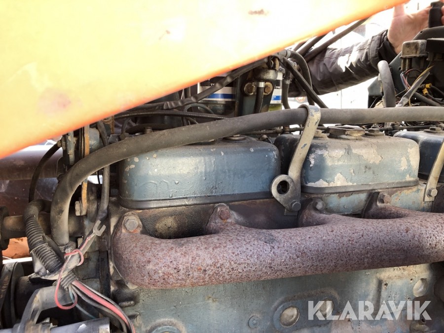 Traktor Universal 850 DT 4WD med lastare