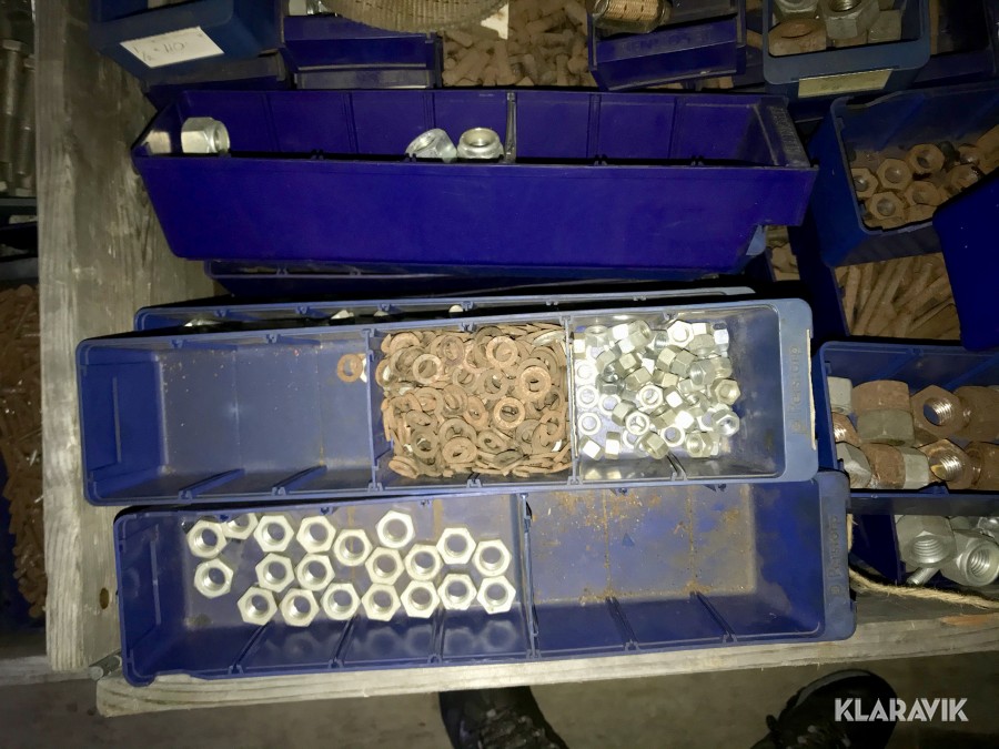 Klaravik Auktioner | Två pall med Bult, Mutter och Brickor