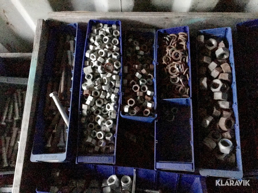 Klaravik Auktioner | Två pall med Bult, Mutter och Brickor