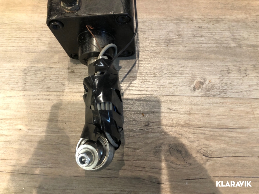 Klaravik Auktioner | Luftcylinder med styrventil