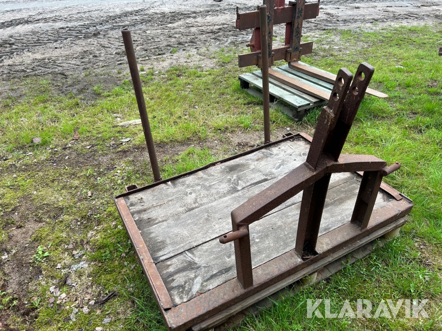 Lastbrygga till traktor, Essunga, Klaravik auktioner