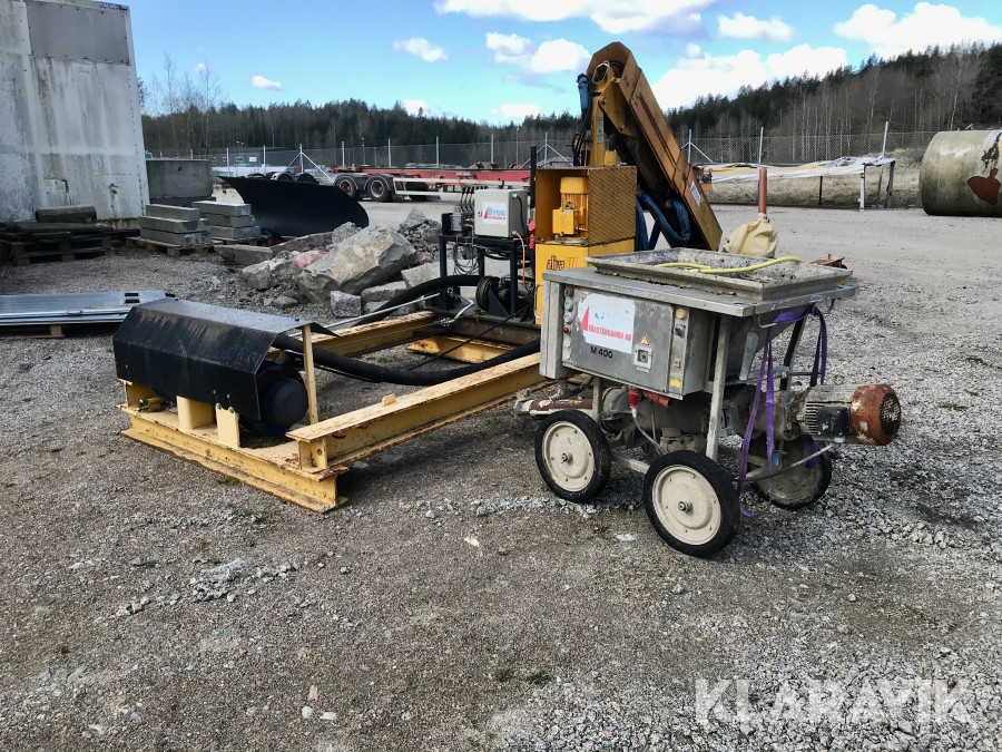 Klaravik Auktioner | Betongpump med kran samt ram