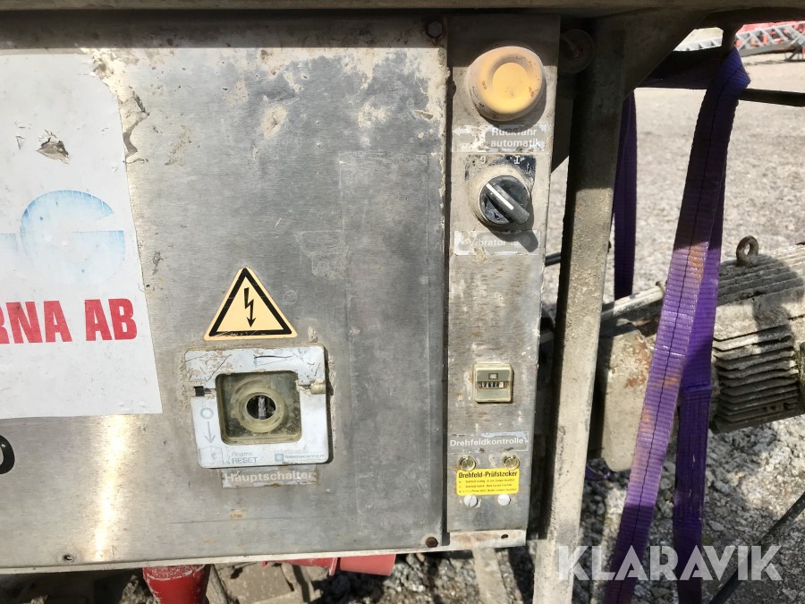 Klaravik Auktioner | Betongpump med kran samt ram