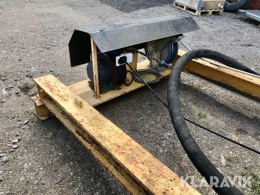 Klaravik Auktioner | Betongpump med kran samt ram