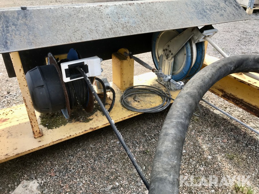 Klaravik Auktioner | Betongpump med kran samt ram