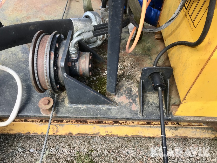 Klaravik Auktioner | Betongpump med kran samt ram