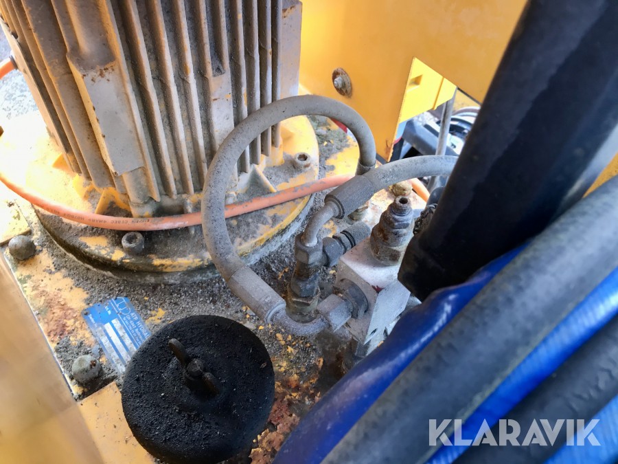Klaravik Auktioner | Betongpump med kran samt ram