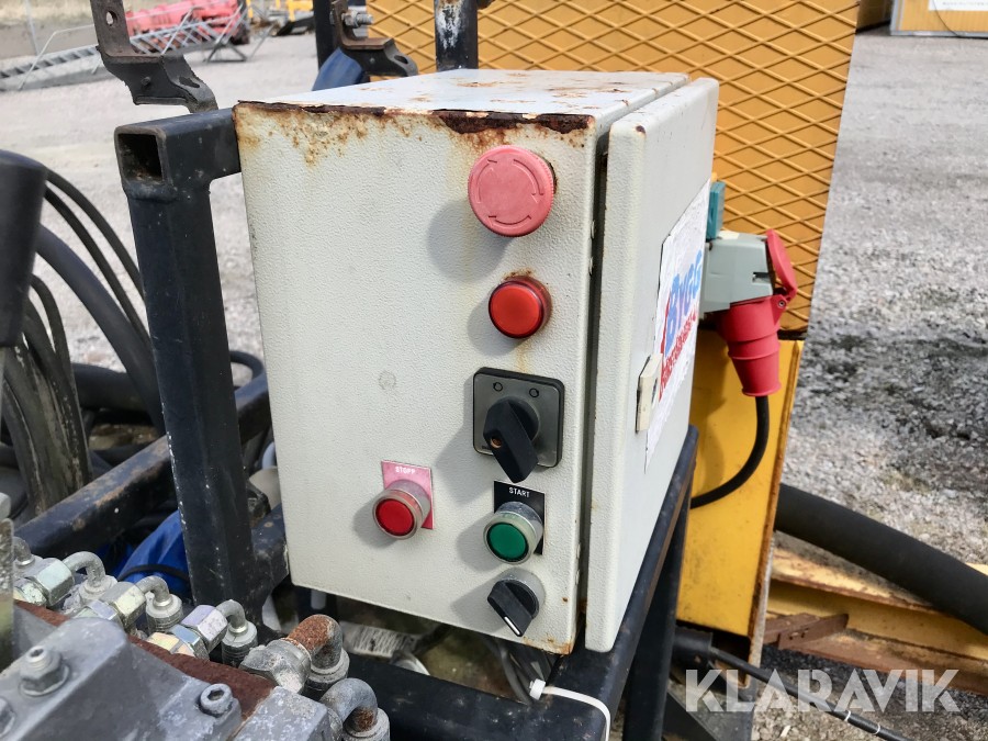 Klaravik Auktioner | Betongpump med kran samt ram
