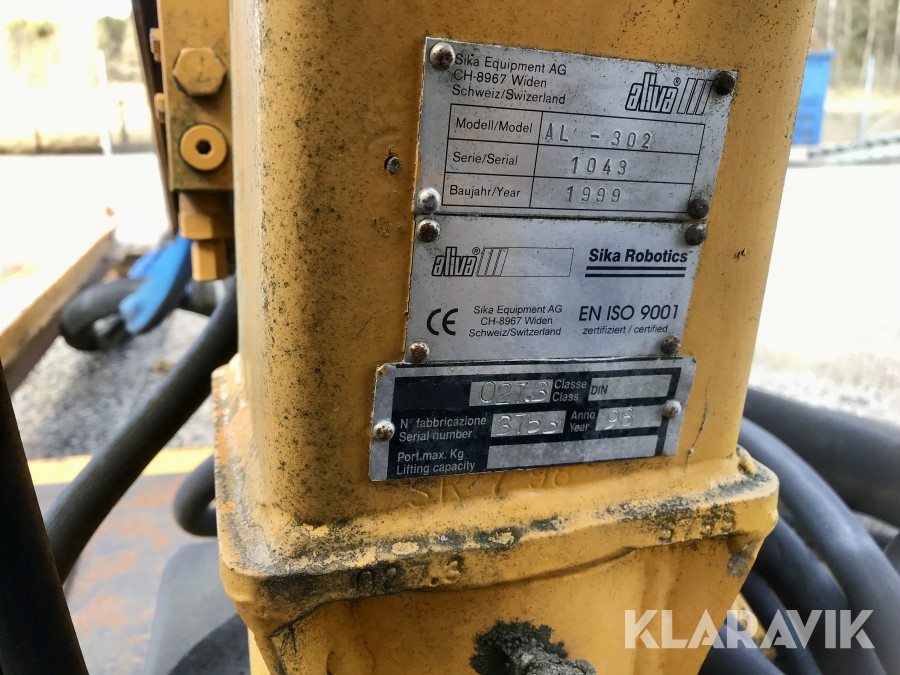 Klaravik Auktioner | Betongpump med kran samt ram