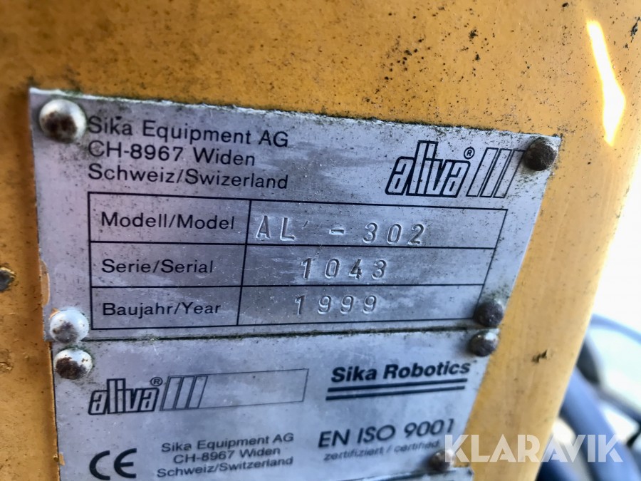 Klaravik Auktioner | Betongpump med kran samt ram