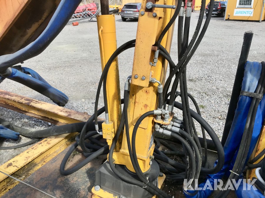 Klaravik Auktioner | Betongpump med kran samt ram