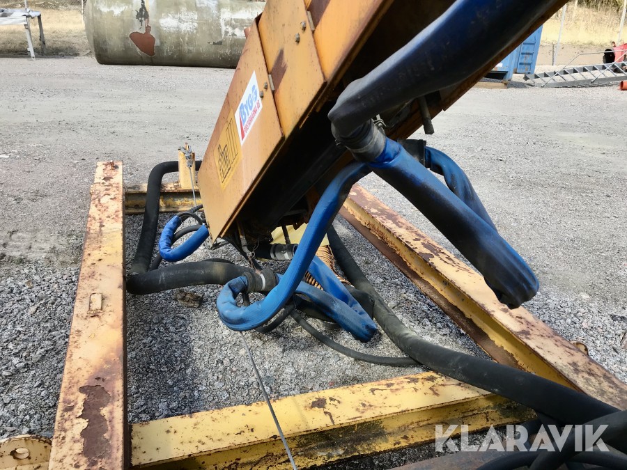 Klaravik Auktioner | Betongpump med kran samt ram