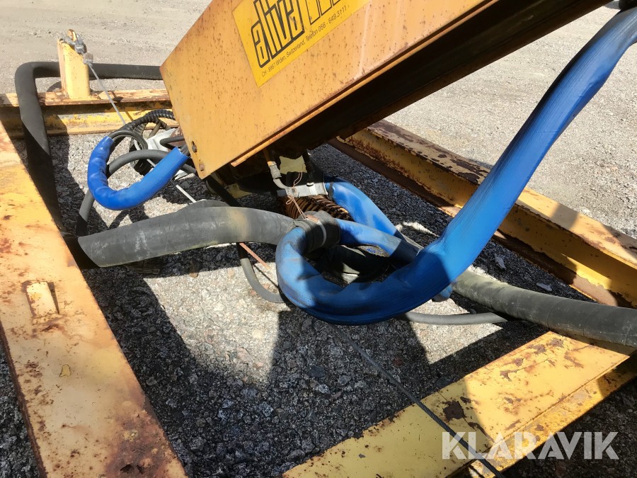 Klaravik Auktioner | Betongpump med kran samt ram