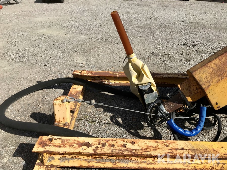 Klaravik Auktioner | Betongpump med kran samt ram