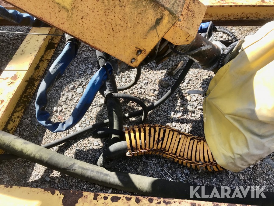 Klaravik Auktioner | Betongpump med kran samt ram
