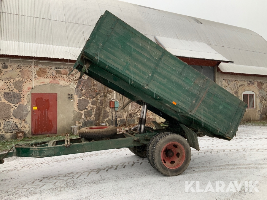 Klaravik Auktioner | Traktorvagn med tipp
