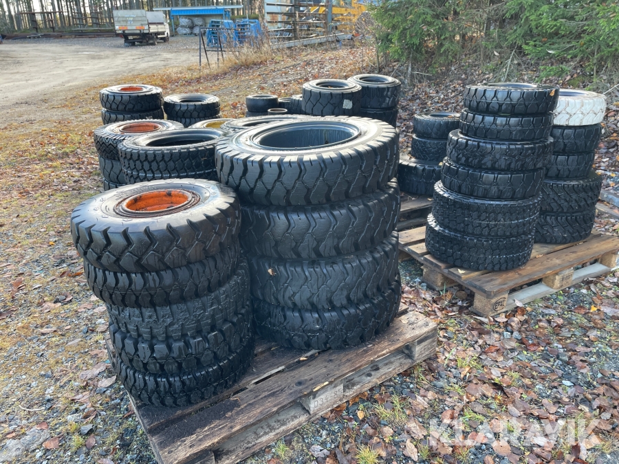 Truckdäck nya och begagnade olika tillverkare och modeller,