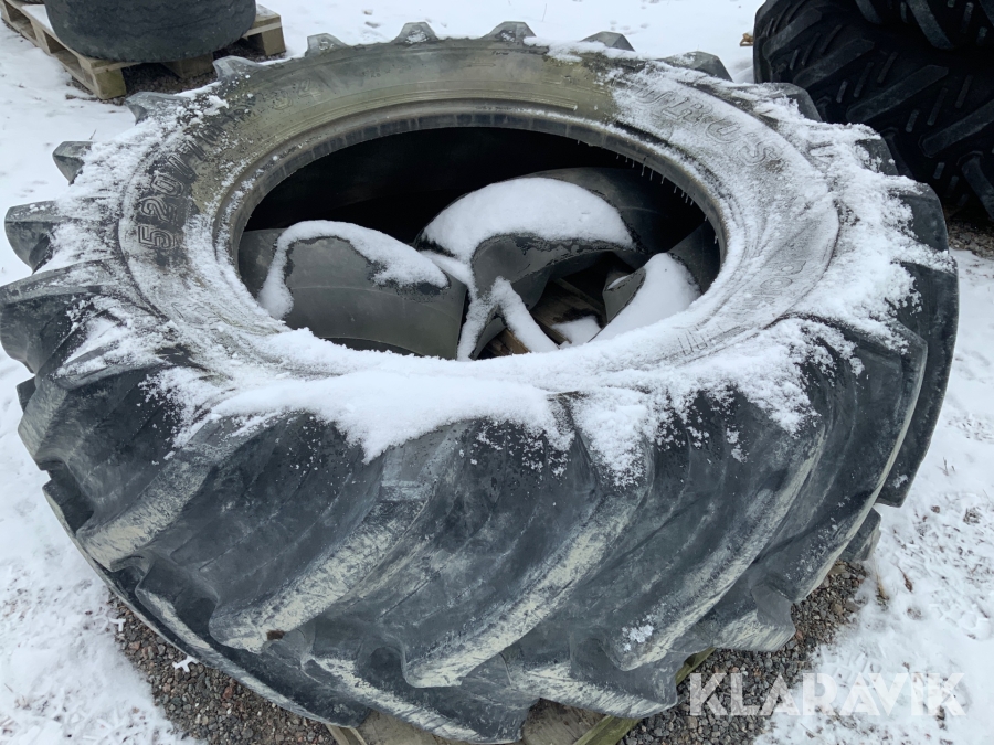 Traktordäck Taurus 520/70R34, Strängnäs, Klaravik auktioner