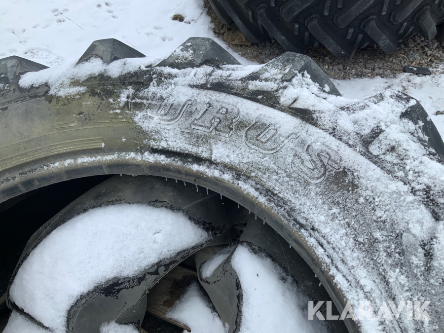 Traktordäck Taurus 520/70R34, Strängnäs, Klaravik auktioner