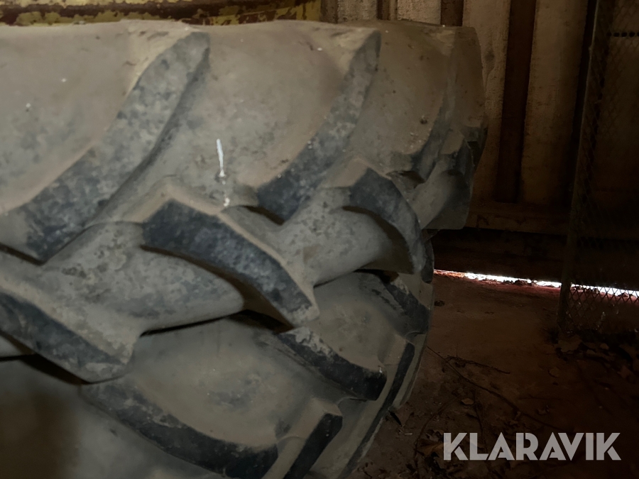 Dubbelmontage Pirelli 13,6/12 R38, Vara, Klaravik auktioner