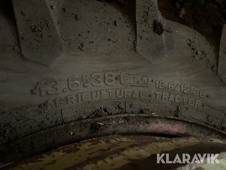 Dubbelmontage Pirelli 13,6/12 R38, Vara, Klaravik auktioner