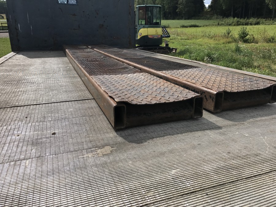 Lastbil med Maskinflak & Ramper