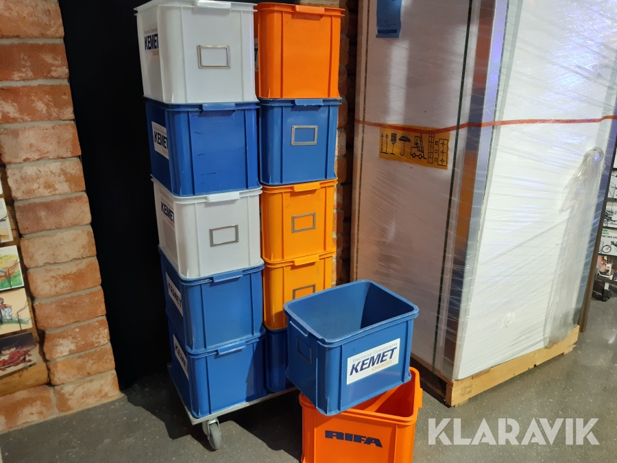 Plastlådor inklusive vagn, Ödeshög, Klaravik auktioner