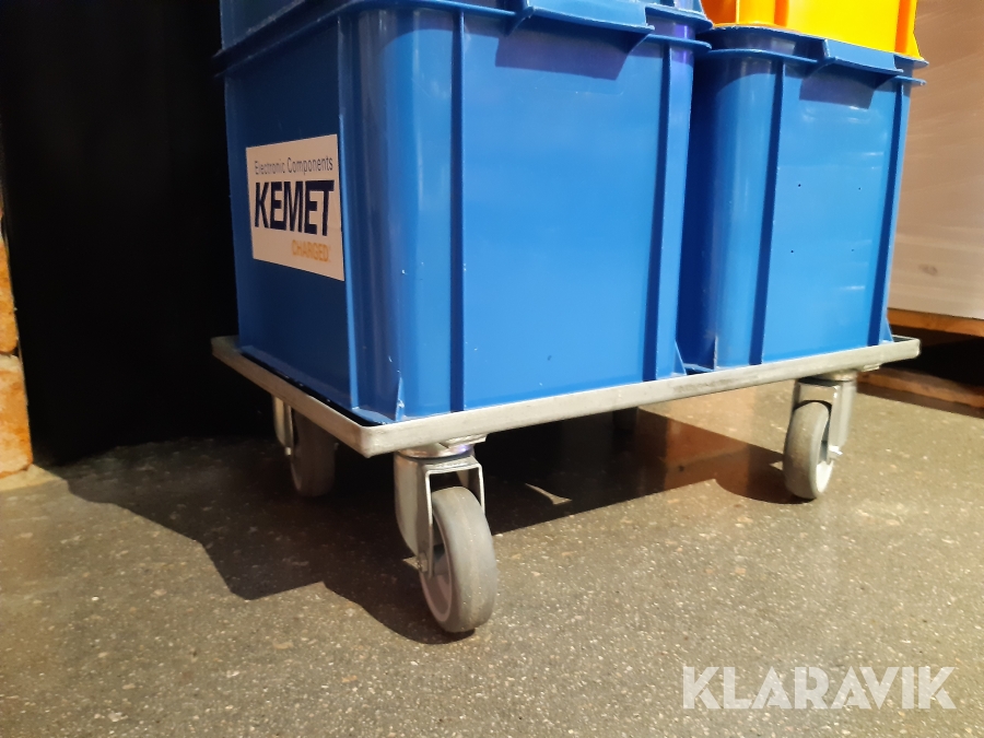 Plastlådor inklusive vagn, Ödeshög, Klaravik auktioner