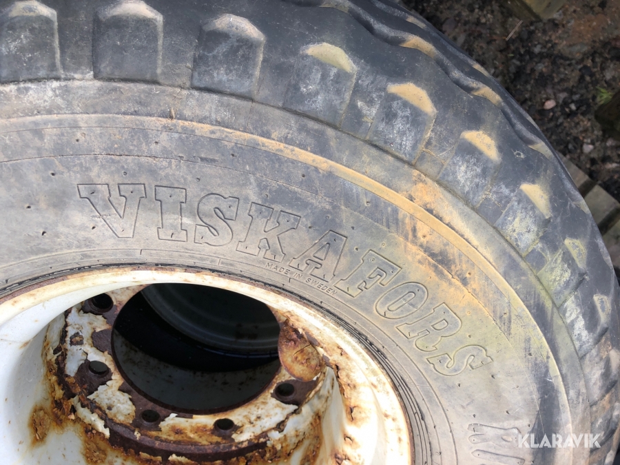 Klaravik Auktioner | 1 st däck till traktorvagn