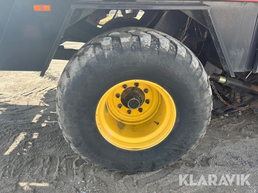 Fyrkantspress New Holland BB950, Örebro, Klaravik auktioner