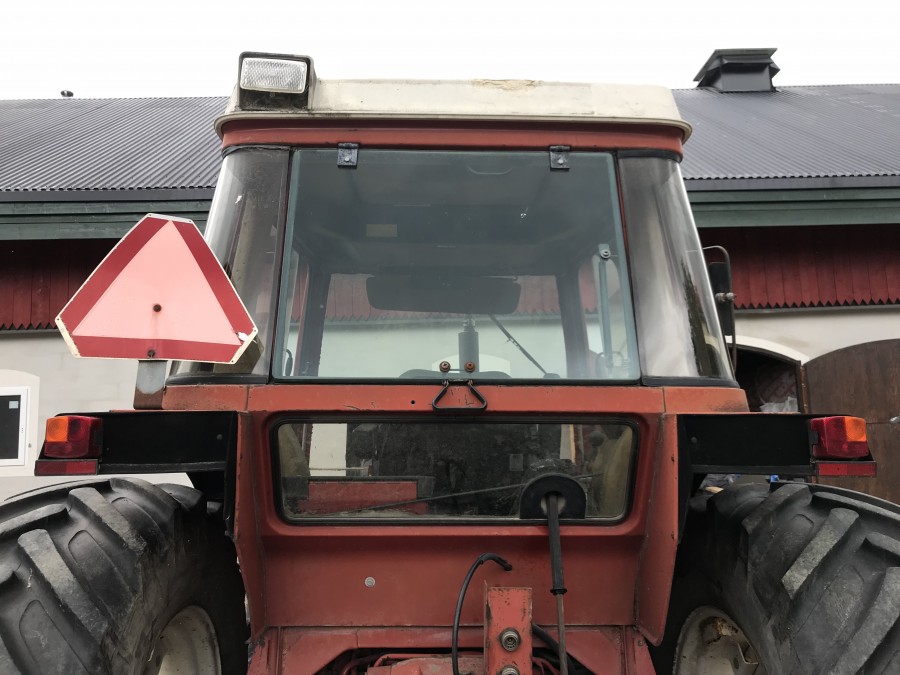 Klaravik Auktioner | Traktor INTERNATIONAL 585 XL 4WD