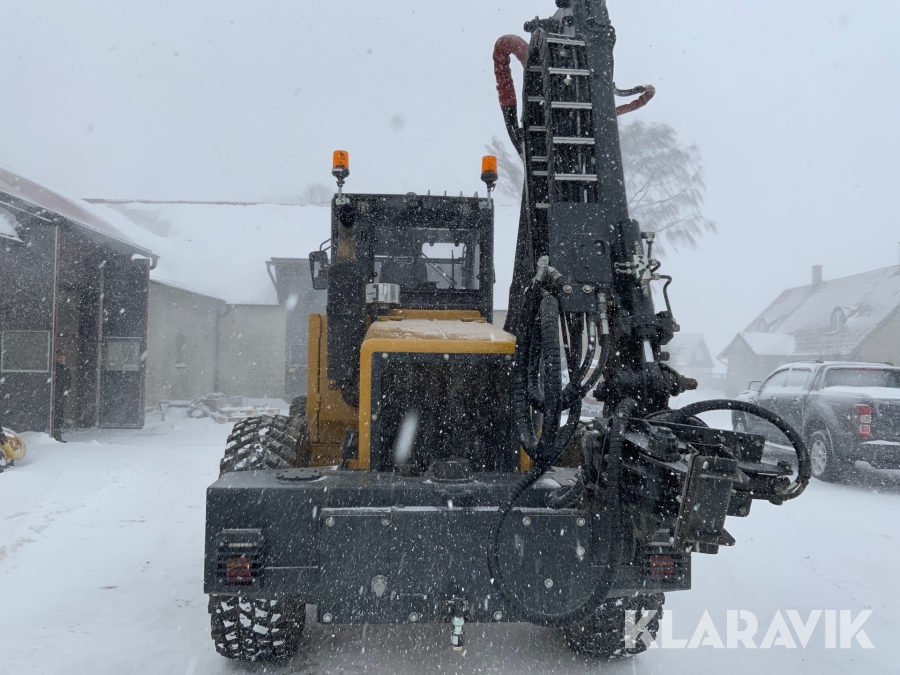 Redskapsbärare Variotrac 300 R med sidomonterad kran