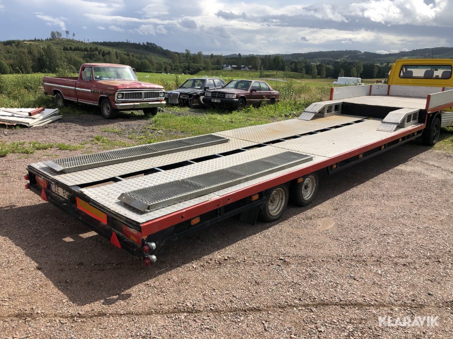Klaravik Auktioner | Dragbil med bilsläp