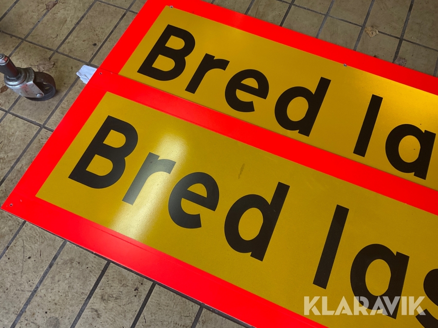 Varningsskyltar Bred Last, Emmaboda, Klaravik auktioner