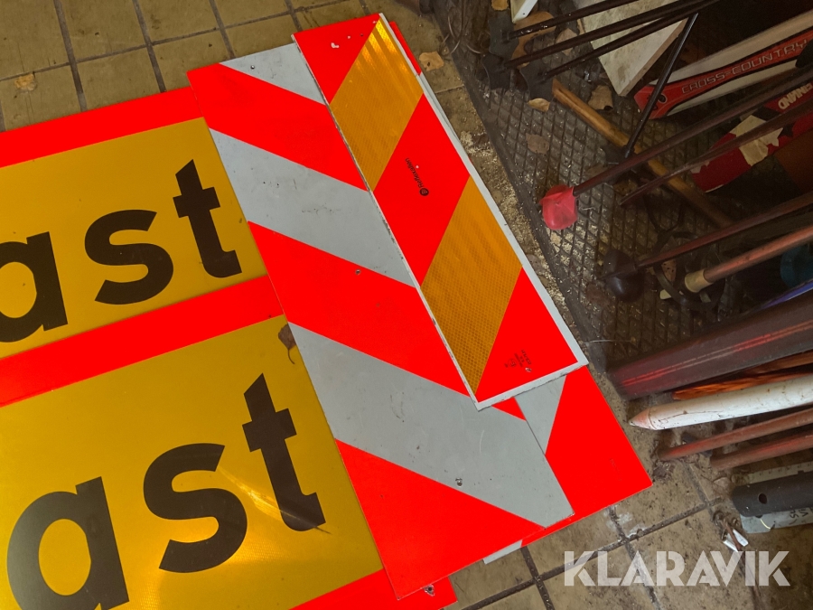 Varningsskyltar Bred Last, Emmaboda, Klaravik auktioner