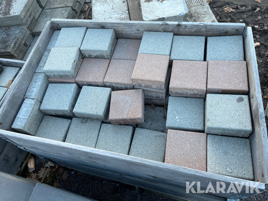 Grå och röd betongsten i olika storlek och format, Örebro, K