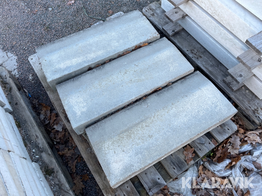 Grå och röd betongsten i olika storlek och format, Örebro, K