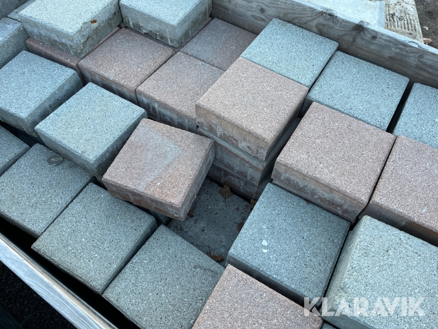 Grå och röd betongsten i olika storlek och format, Örebro, K