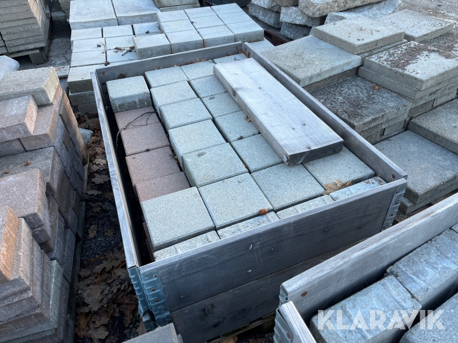 Grå och röd betongsten i olika storlek och format, Örebro, K