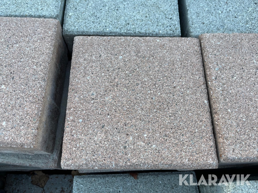Grå och röd betongsten i olika storlek och format, Örebro, K