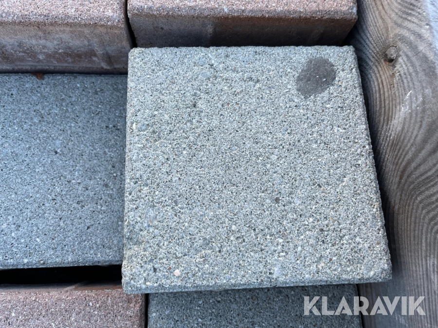 Grå och röd betongsten i olika storlek och format, Örebro, K
