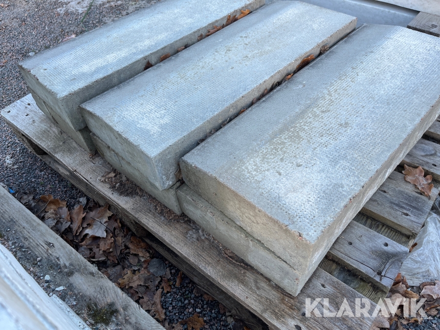 Grå och röd betongsten i olika storlek och format, Örebro, K