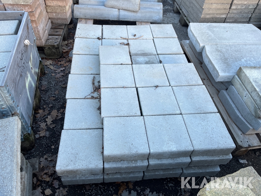 Grå och röd betongsten i olika storlek och format, Örebro, K