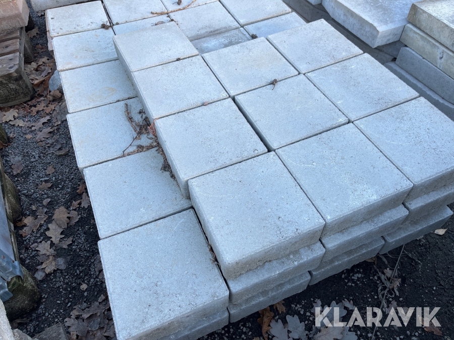 Grå och röd betongsten i olika storlek och format, Örebro, K