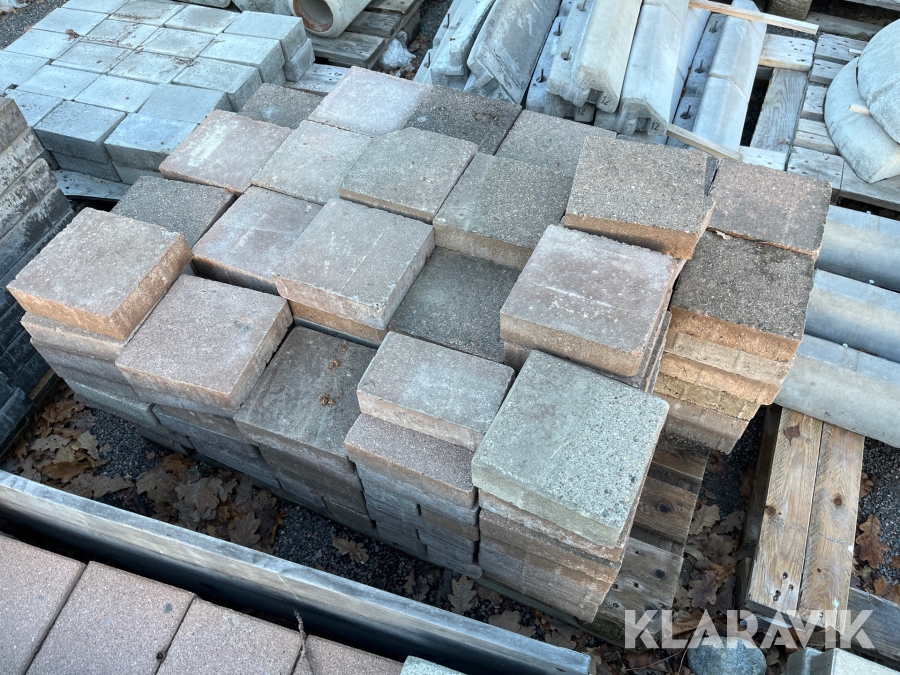 Grå och röd betongsten i olika storlek och format, Örebro, K